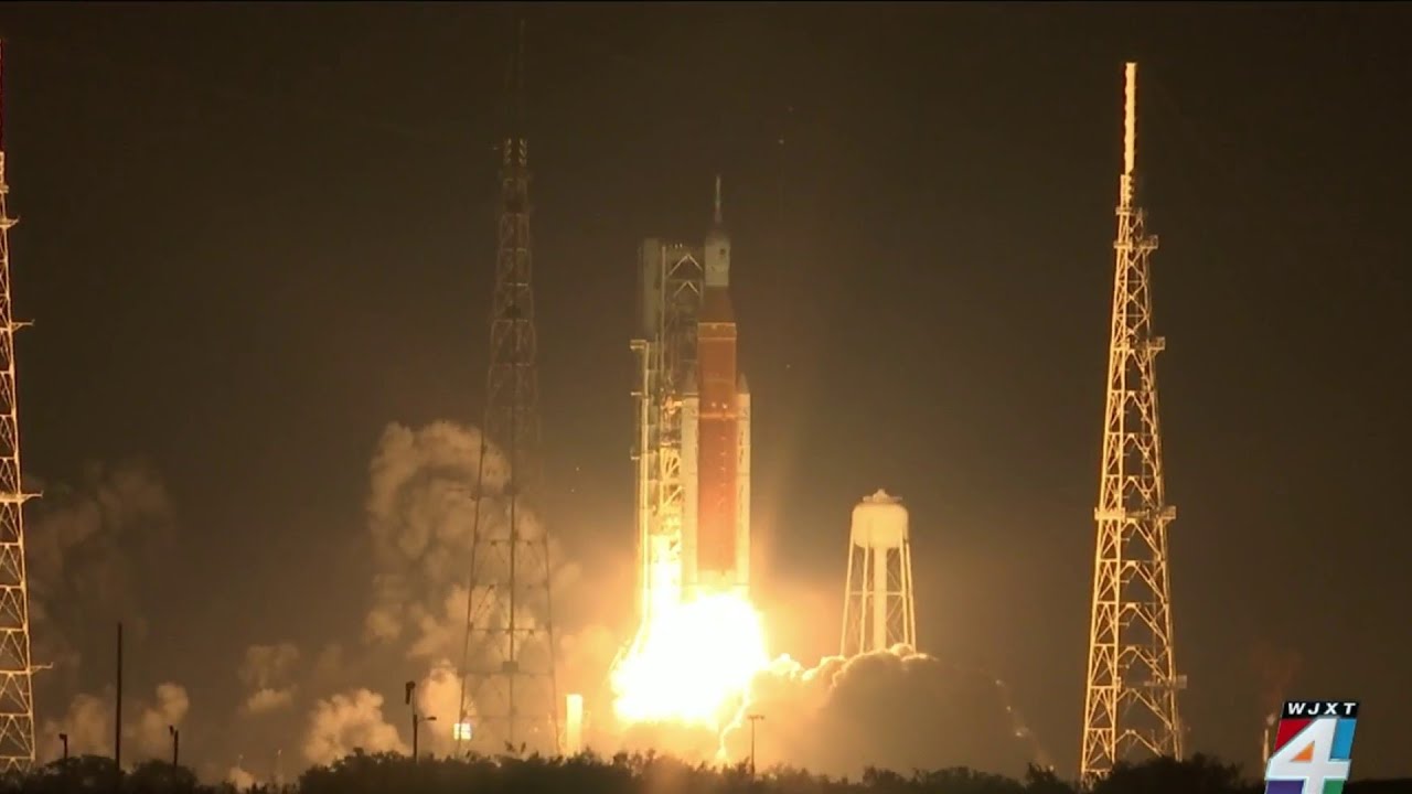 NASA's mightiest moon rocket lifts off 50 years after Apollo - YouTube