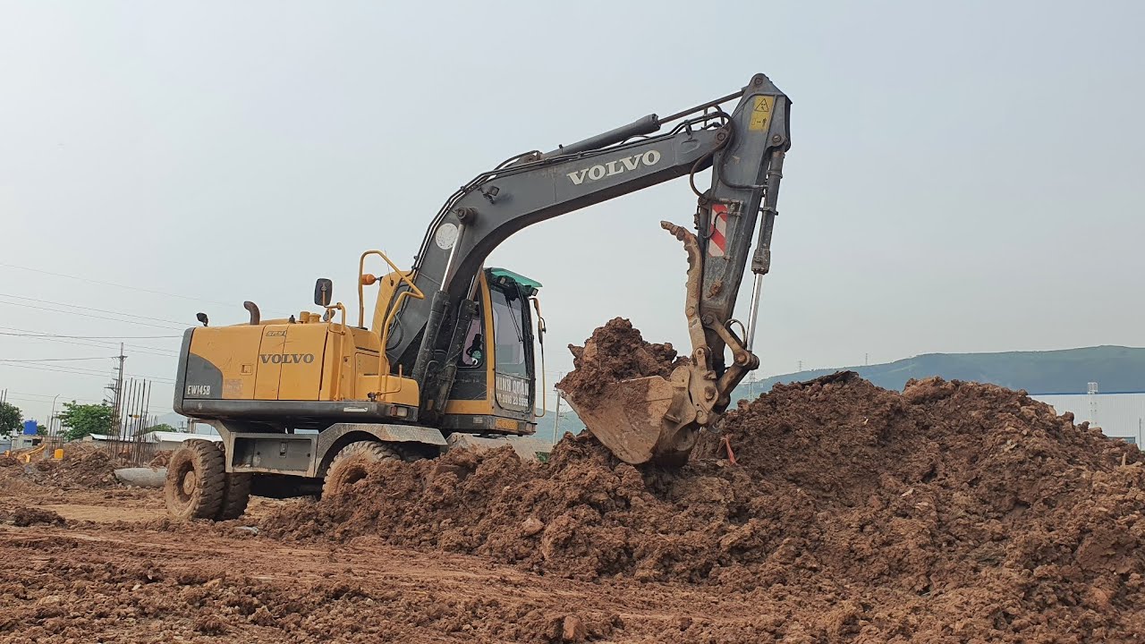 máy xuc VOLVO EW145B, san đất, xúc đất lên xe tải ben ...