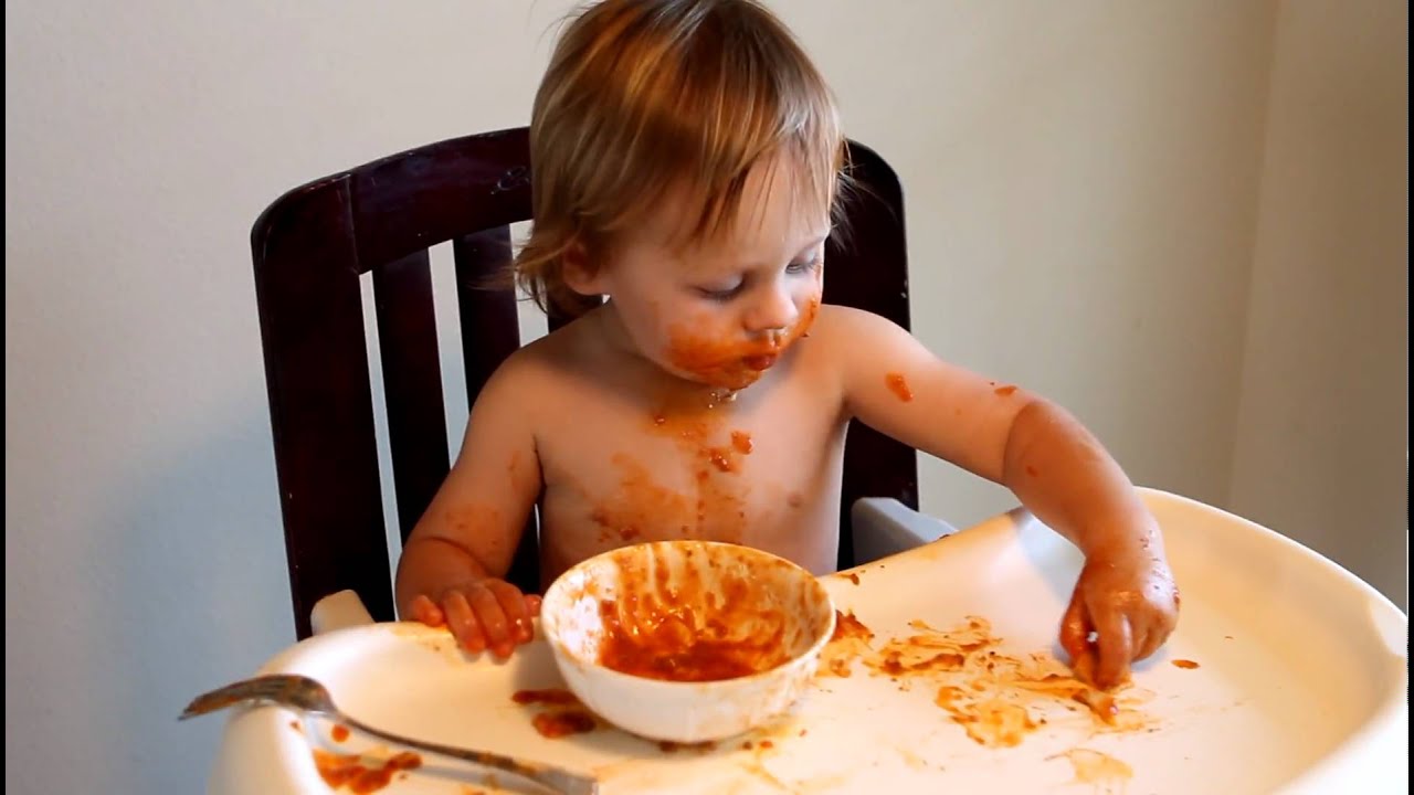 Baby eats Ravioli - YouTube