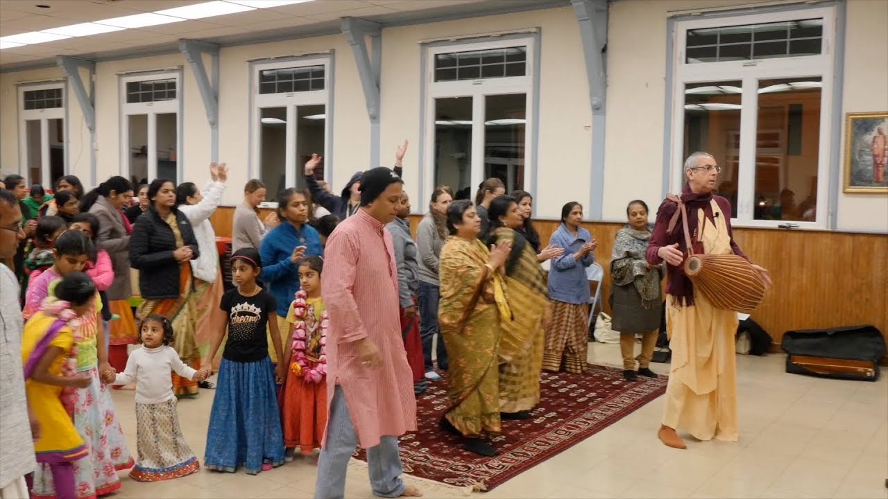 Gaura Arati kirtan by H.H. Niranjana Swami - ISKCON Hartford - 12/3 ...