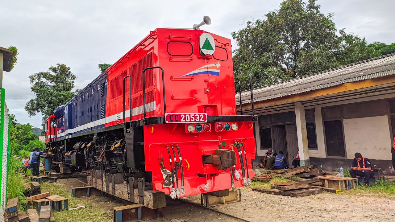 PROSES PENURUNAN LOKOMOTIF CC 205-32 DARI AMERIKA SERIKAT DI PIDADA ...