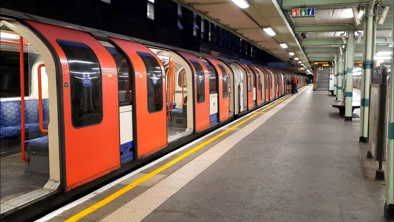 Central Line 1992 Stock | Central Line 1992TS Arriving & Departing ...