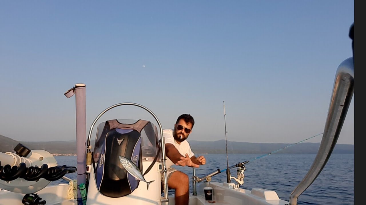 Ψάρεμα στο χάραμα, παραδοσιακή συρτή στον αφρό με τεχνητά για καρβουνια ...