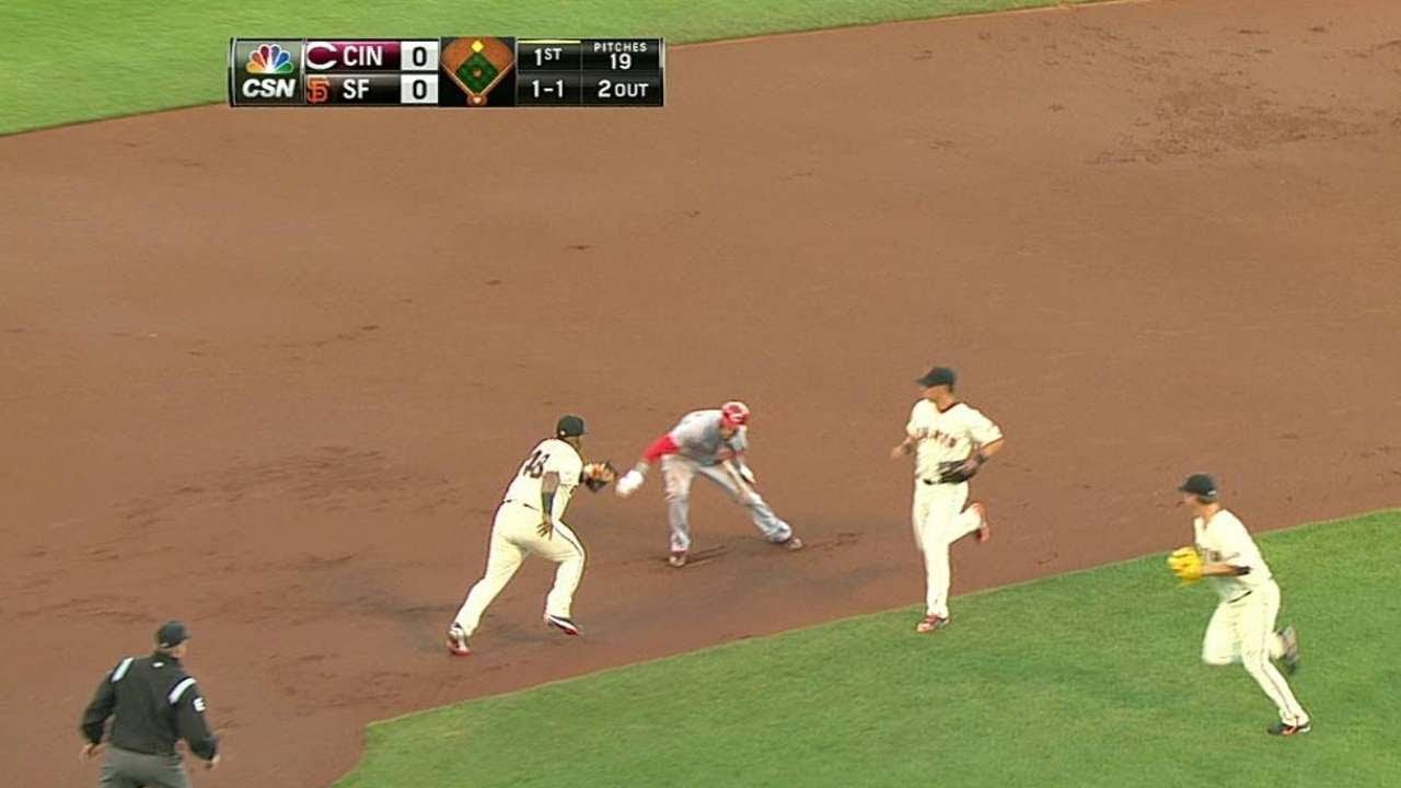CIN@SF: Giants catch Hamilton stealing with a rundown - YouTube