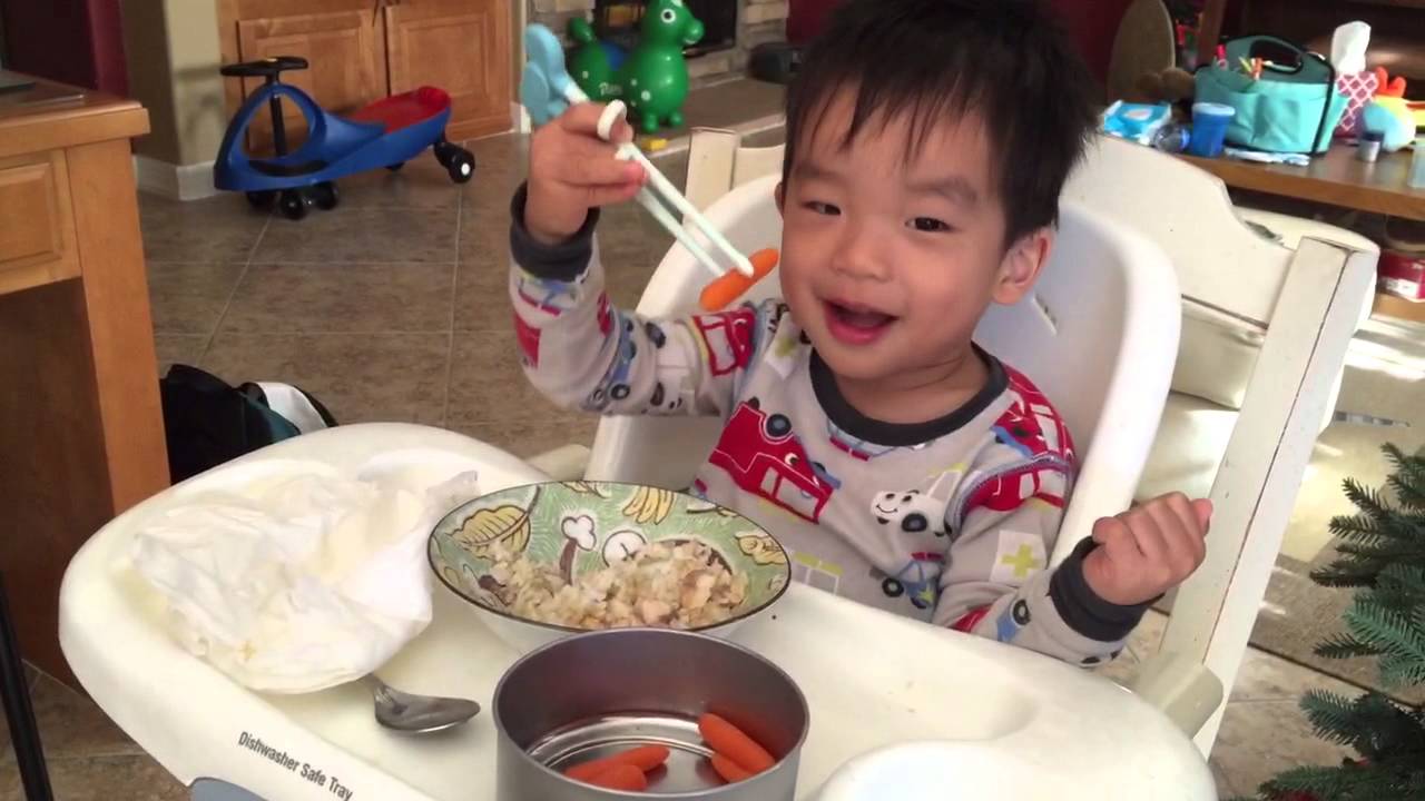 Baby using chopsticks - YouTube