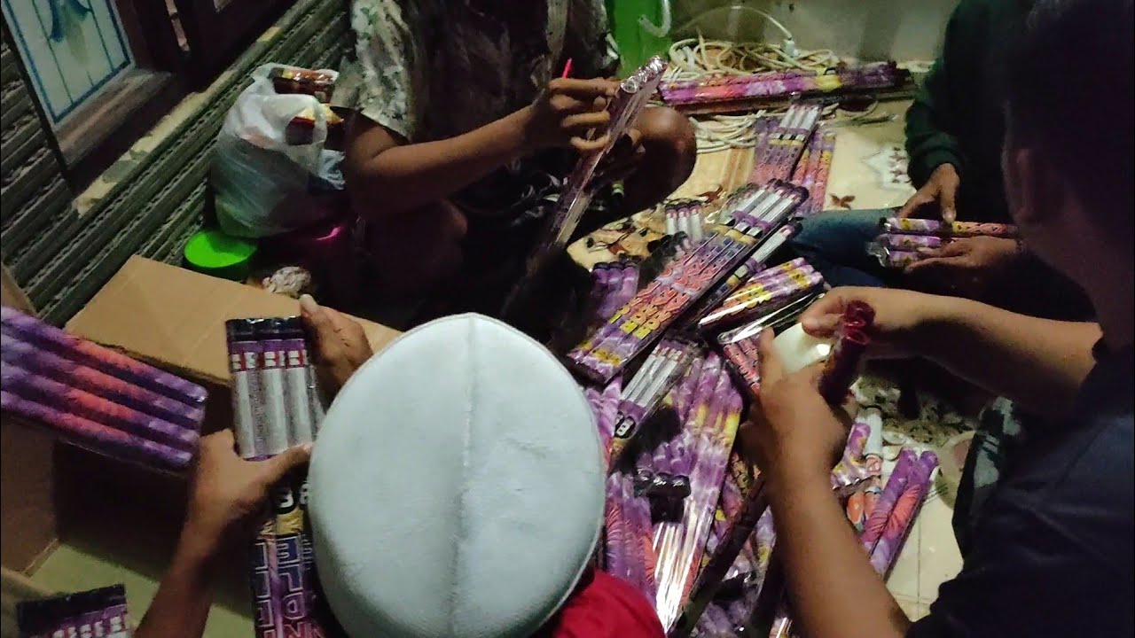 Nyumet Mercon Kembang Api Malam Hari Raya Idul Fitri 1442 H - YouTube