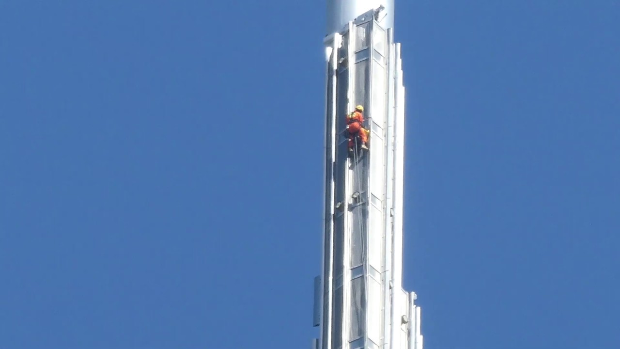 Workman at the top of Burj Khalifa, Dubai - YouTube
