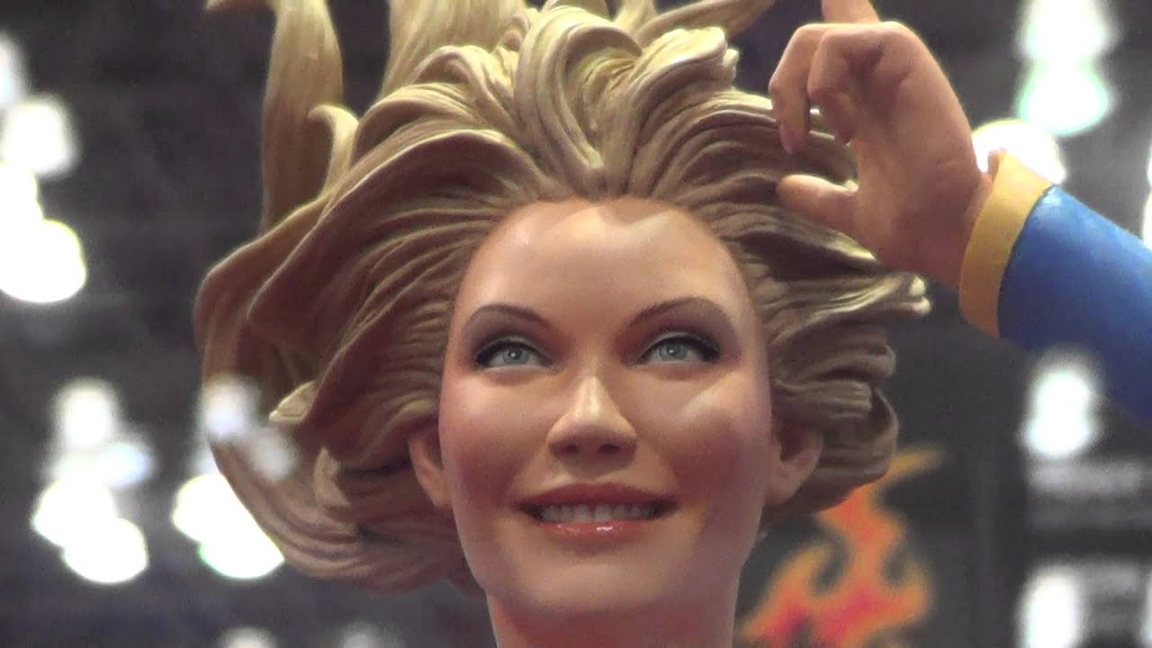 Supergirl Premium Format Statue at Sideshow's Booth - YouTube