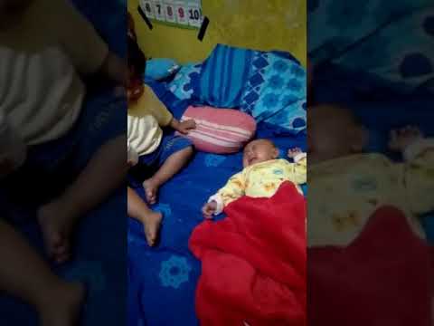 Kaka yg lagi nyusuin adik'y