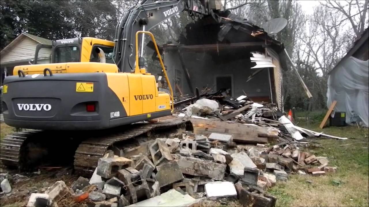 volvo excavator demolishing old house - YouTube