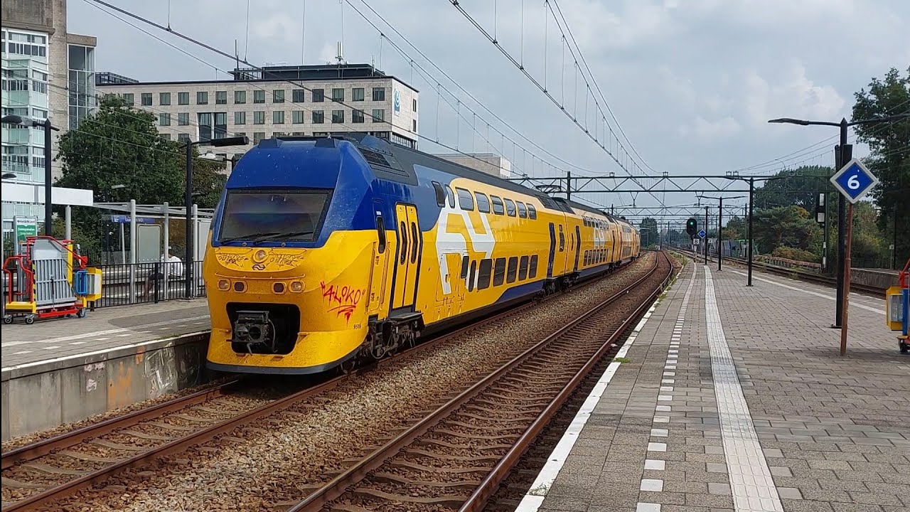 VIRM Flow 9516 als trein 2234 Haarlem- Den Haag door station Den Haag ...