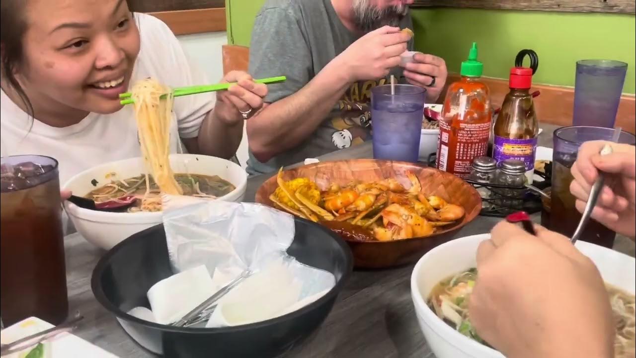 Hnub no wb tus tub ntxawg coj wb mus noj fawm nawv qab kawg li - YouTube