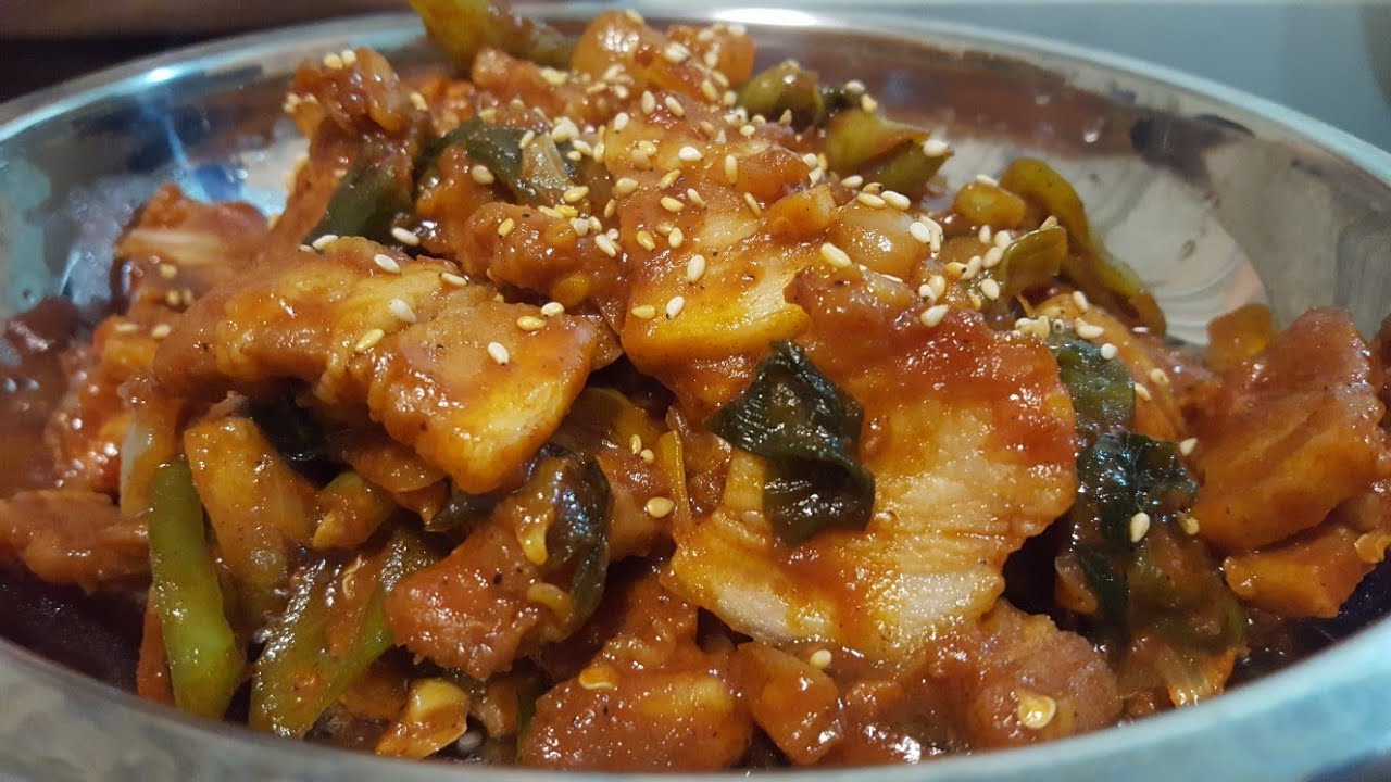 How to cook Korean Spicy Stir Fried Pork (Jeyuk Bokkeum) - YouTube