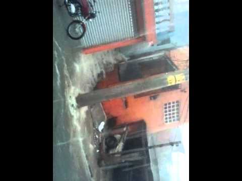 Novinha peladinha na chuva.