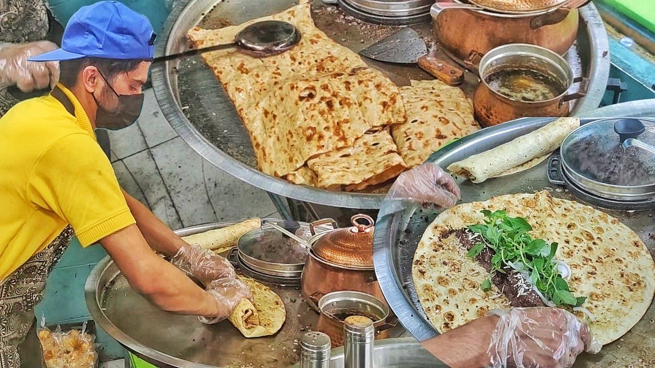 Amazing! Bake meat on bread! Street food of iran Beryani isfahan ...