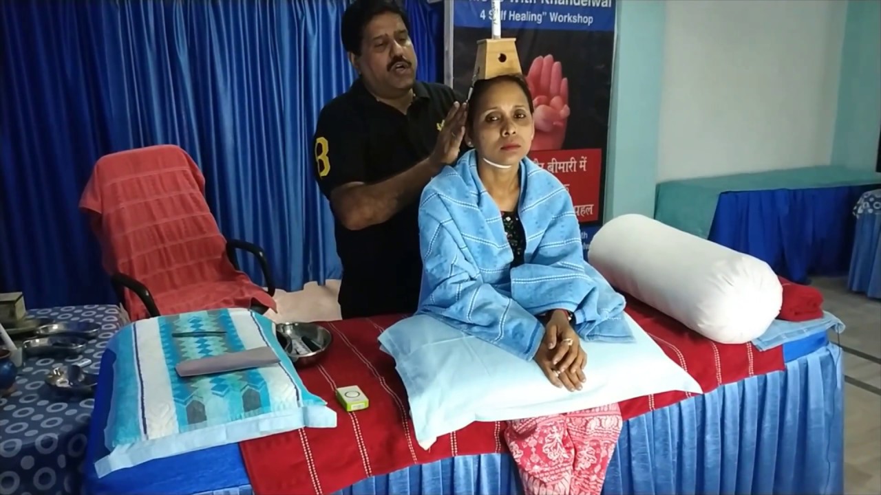 Moxa 25 : Moxa Roll Moxibustion by Wooden Box at DU 20 - YouTube