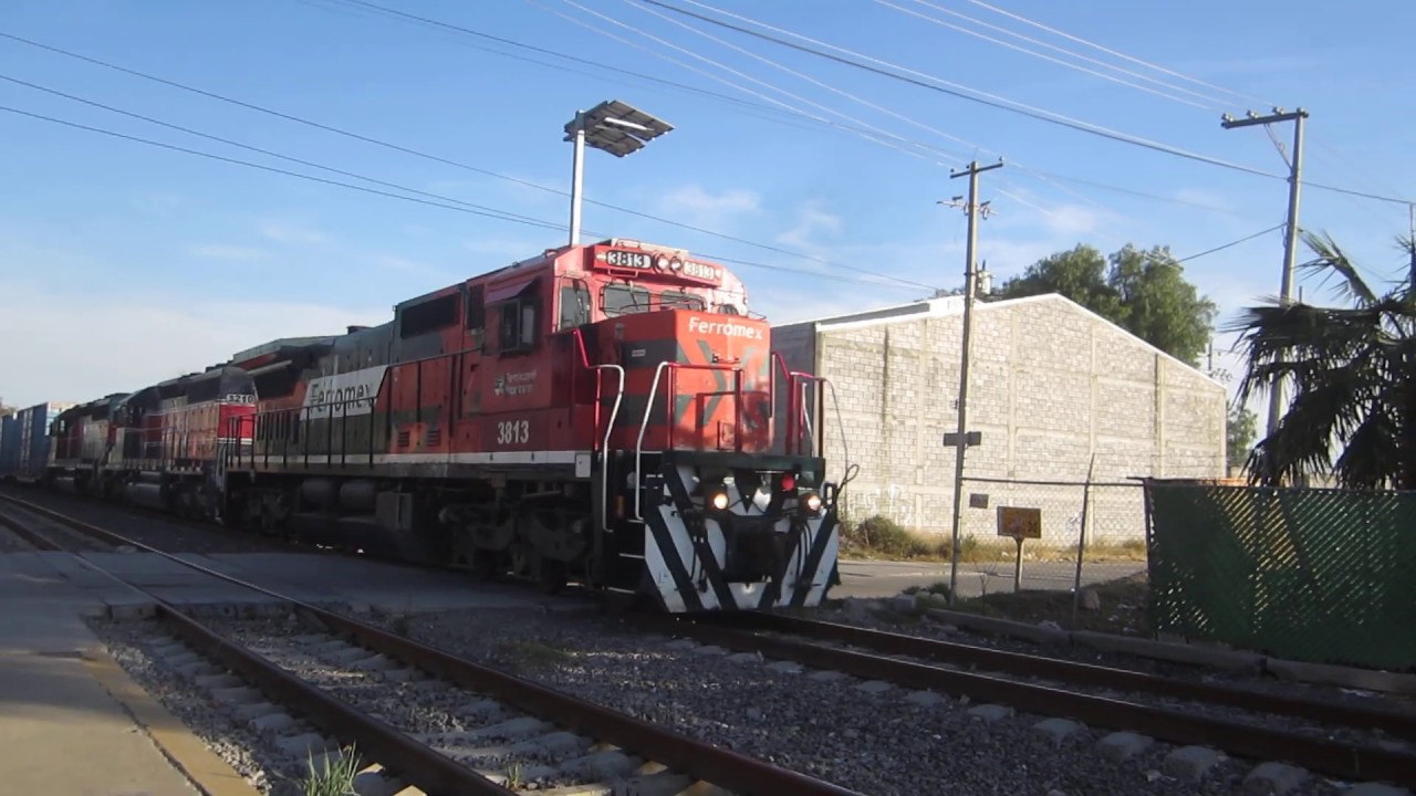 TIRLAG LLEGANDO A ESTACION LEON, GUANAJUATO FXE 3813 (C30-S7MP) 3210 (SD40-2) Y 3215 (SD40-2 ...