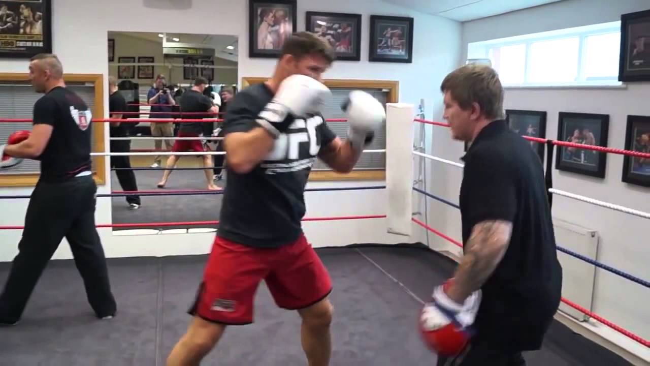 Michael Bisping on the pads with Ricky Hatton - YouTube