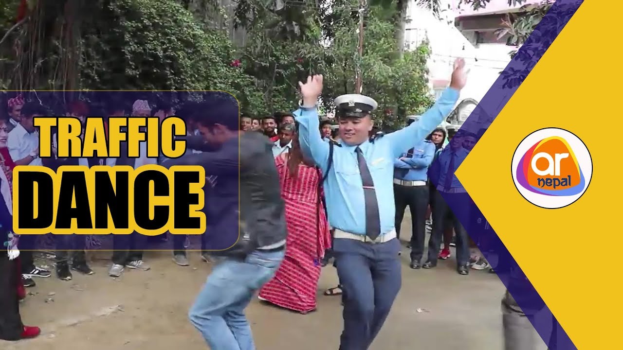 Traffic Police Dance In Pokhara │पोखरामा ट्राफिक दाईको कडा नाच - YouTube