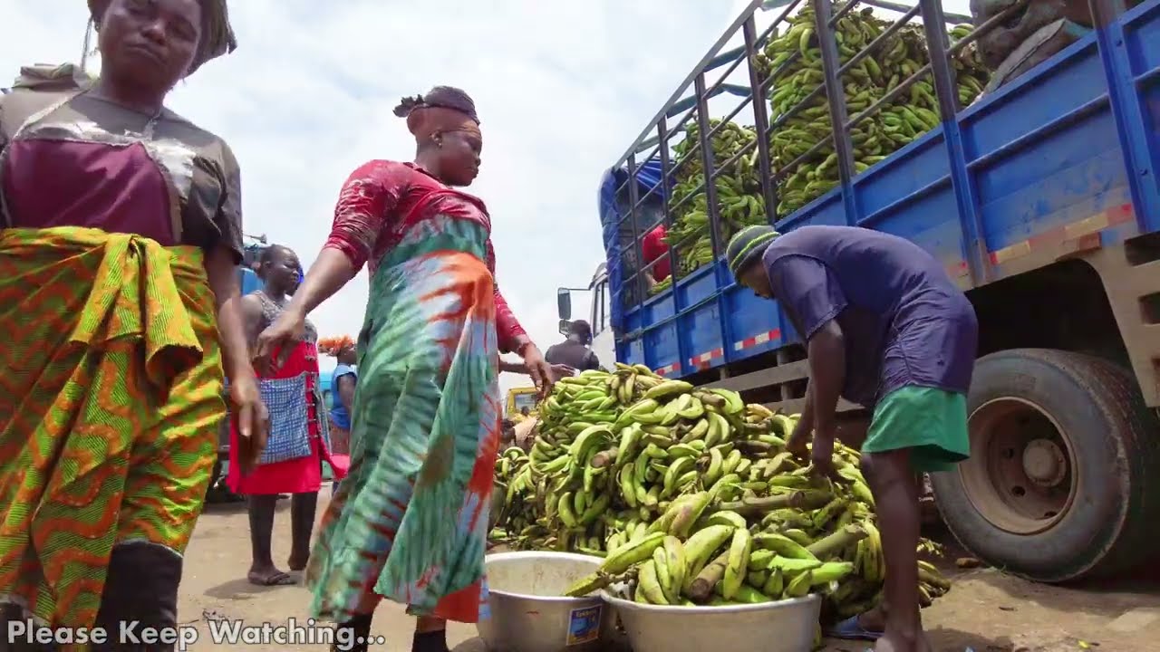AFRICA MARKET WOMAN CARRY HEAVY FOOD STUFF GHANA ACCRA MAKOLA - YouTube