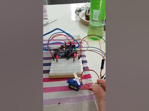 LED fade met servo en potmeter, arduino - YouTube