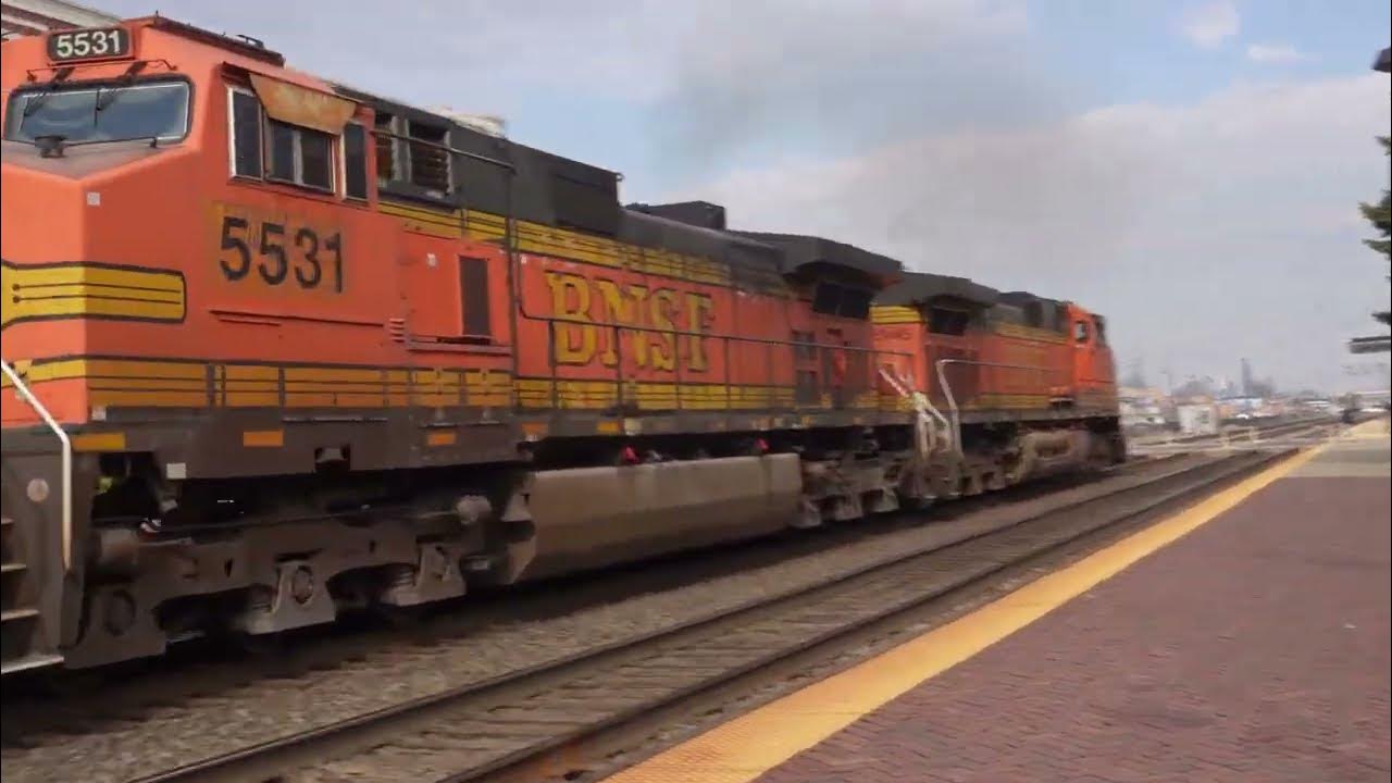 BNSF 6747 leads an intermodal in Berwyn, IL - YouTube