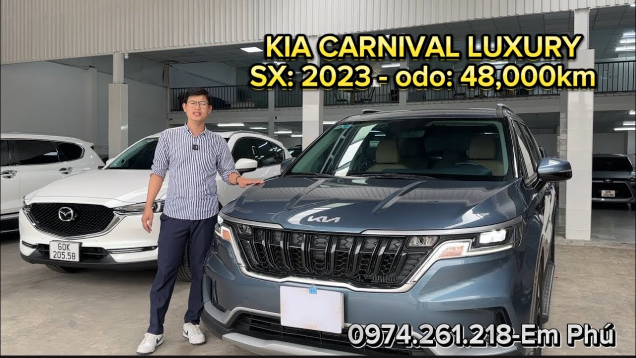 Một chiếc xe gia đình rộng rãi , sang trọng kia Carnival Luxury 2023 ...