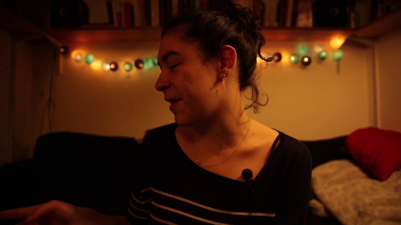 Charge mentale : Perrine lit la BD d'Emma - YouTube