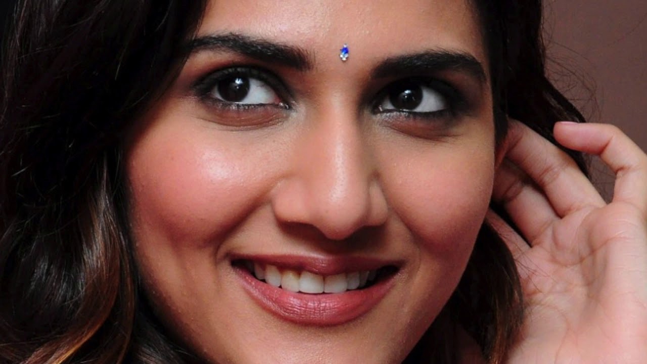 Vani Kapoor's Cute Face Extreme Closeup - YouTube