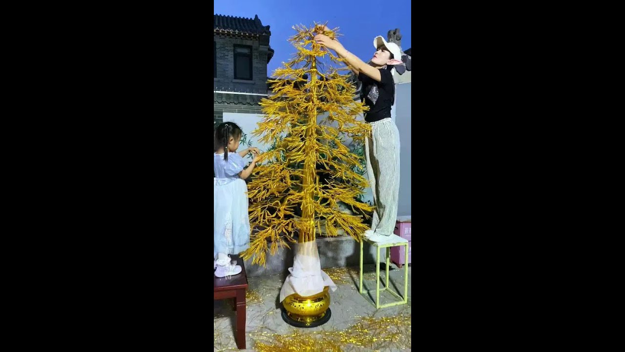 This woman is so powerful, who created a gold tree just by using an ...