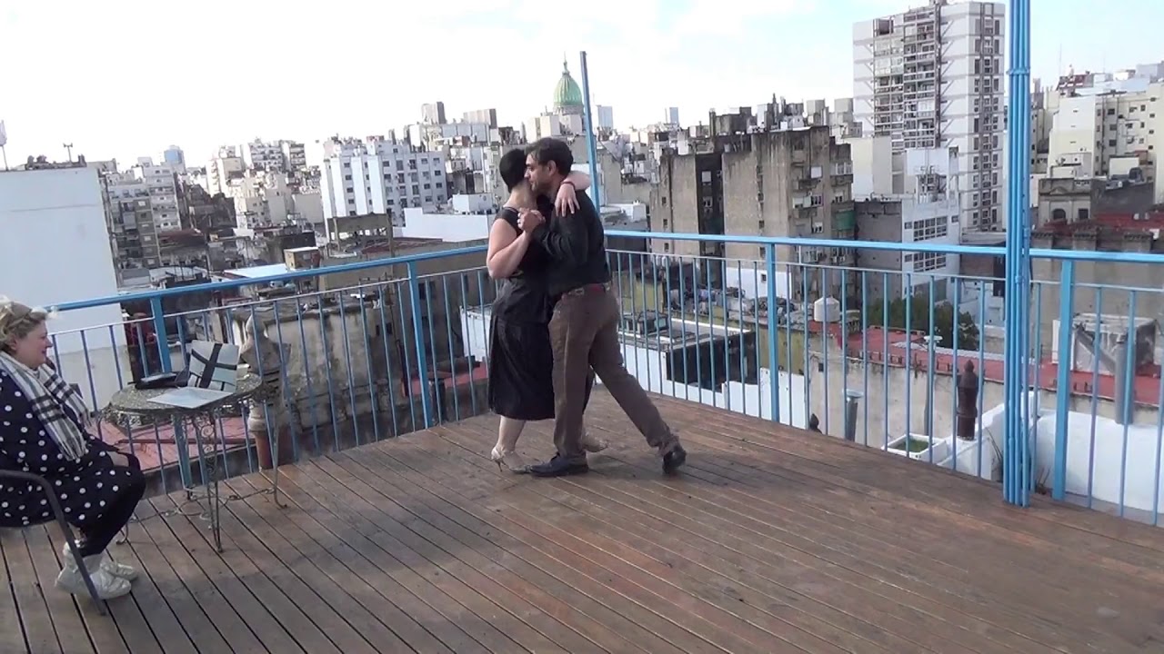 Srini y Lola tango danza en Calle Belgrano Buenos Aires, 2019 Agosto ...