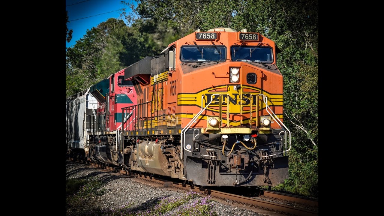 BNSF 7658 with a LOUD K5HL Horn heads east on the Houston Sub (Crosby, Tx) - YouTube