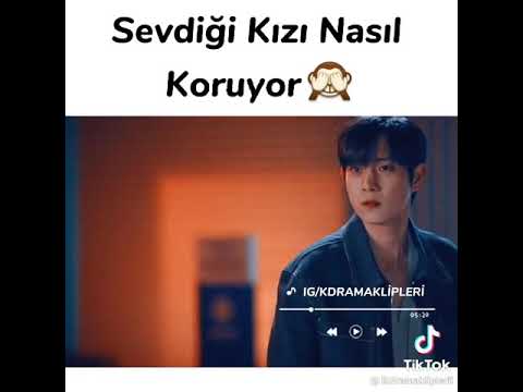 Sevdiği kızı deli gibi koruyor
