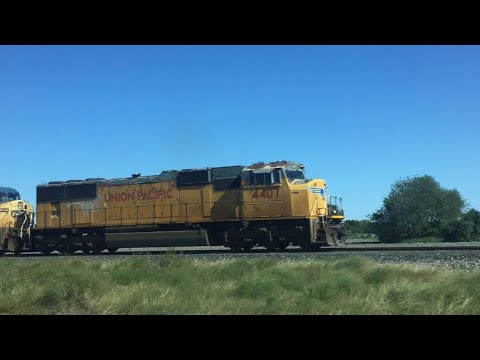 UP 4407 with a CSX YN2 engine trailing! - YouTube