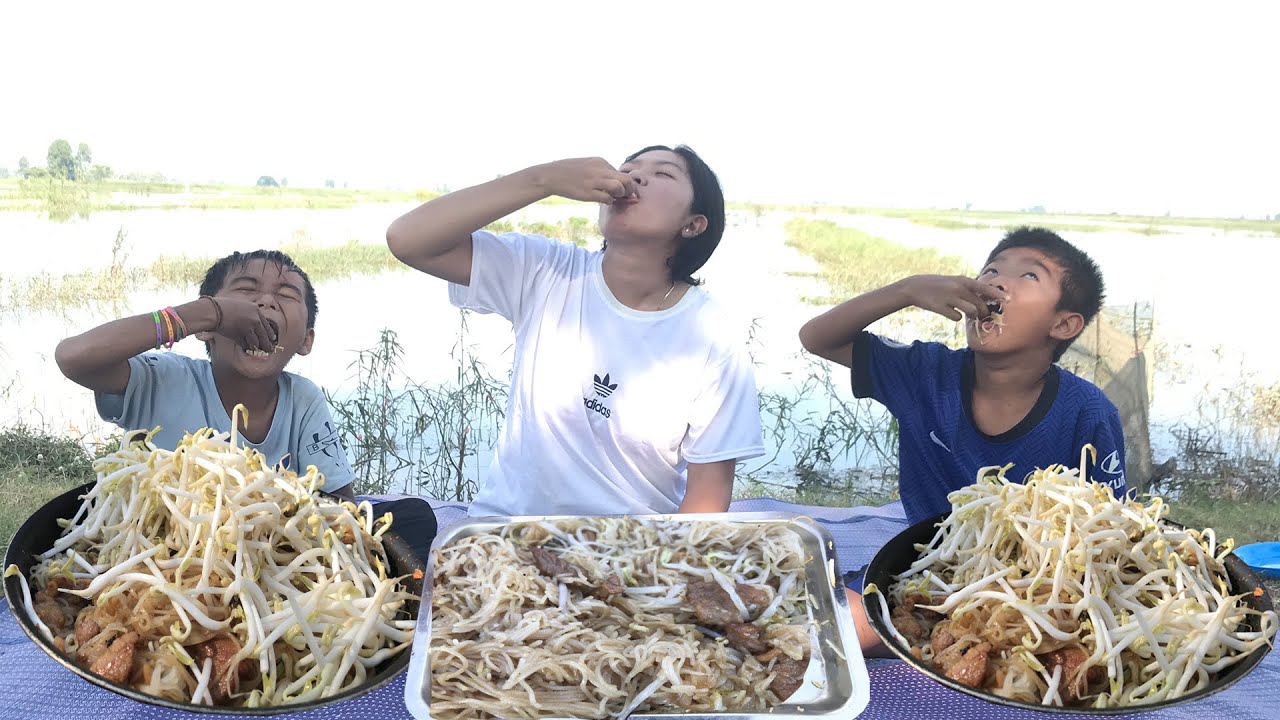 amazing noodle fry happy yummy for eat England food recipe on the flood ...