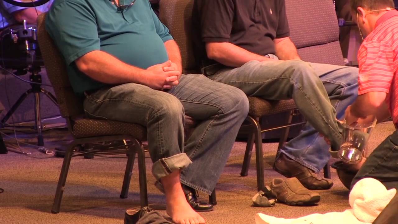 Pastor washes feet of police officers and church member - YouTube