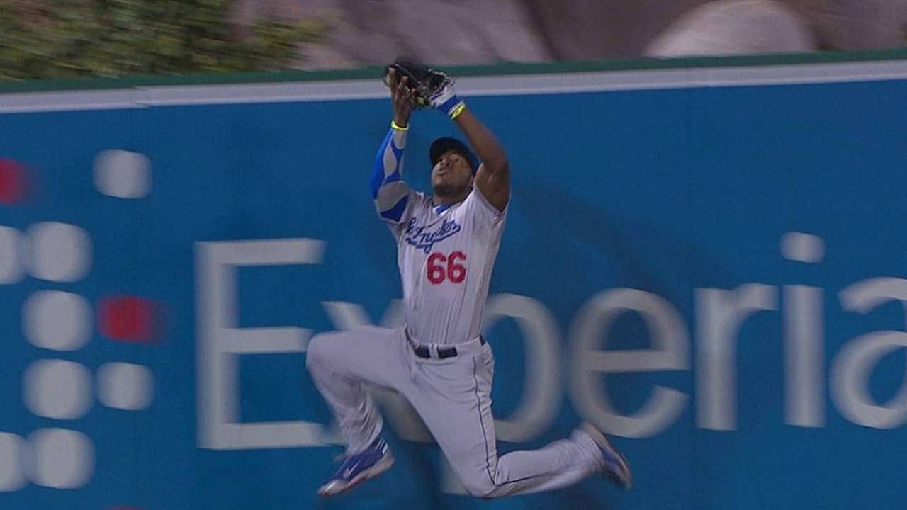 Puig makes a great running catch at the wall - YouTube