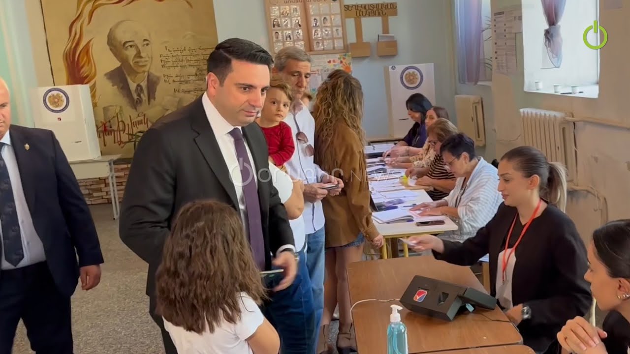 Ալեն Սիմոնյանը կնոջ և երեխաների հետ ժամանեց ընտրատեղամաս Youtube