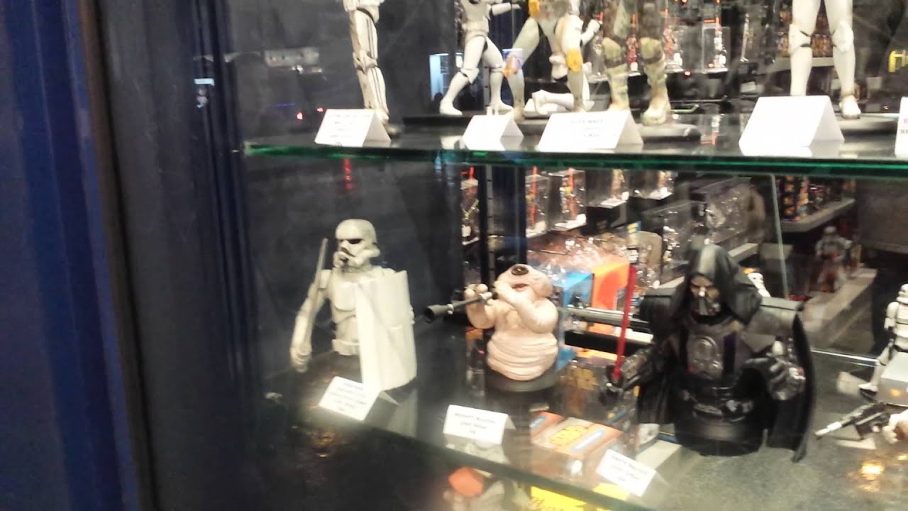 Action figure store in Paris - YouTube