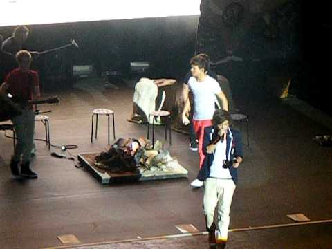 Harry Styles on stage Up All Night Tour - YouTube