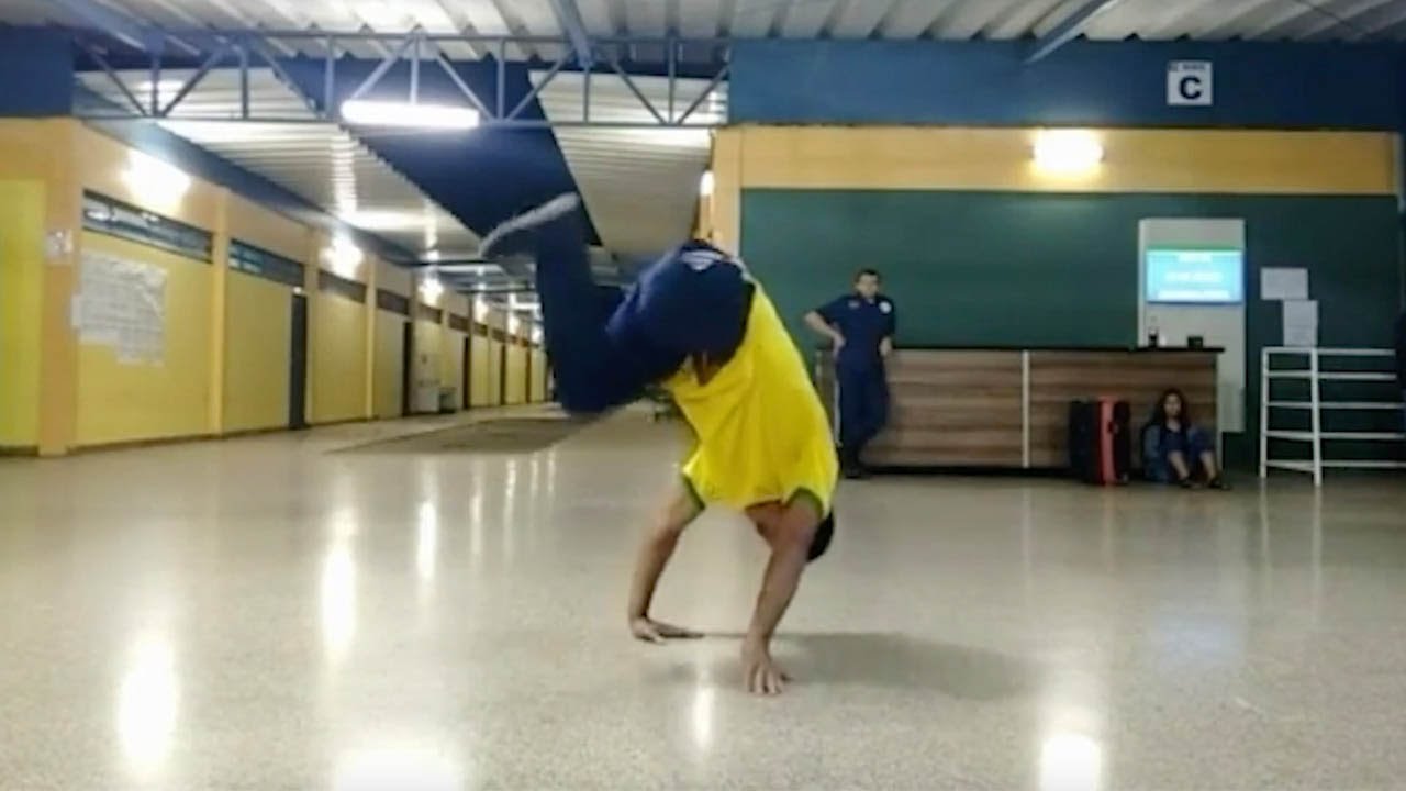 One Legged Breakdancer Shows Off Amazing Skills - YouTube