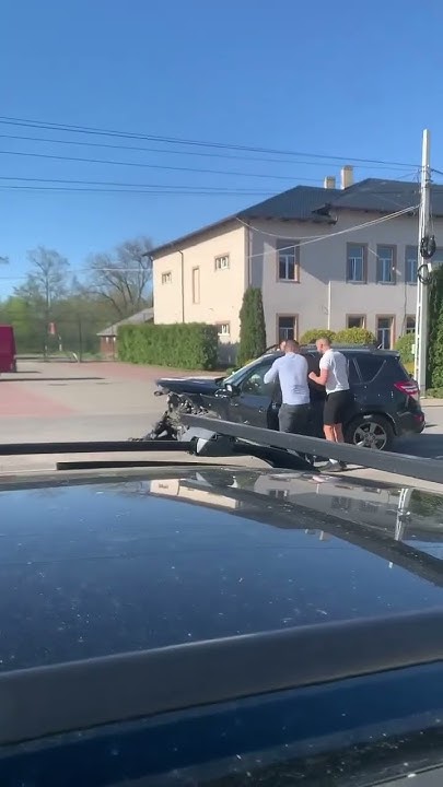 Vicovu de Jos…la cateva secunde dupa impactul dintre cele doua masini implicate in accident ...