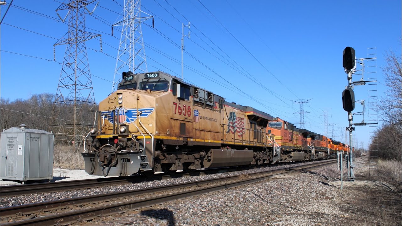 UP 7608 hauls a behemoth power move past Burr Ridge with 8 units in tow ...