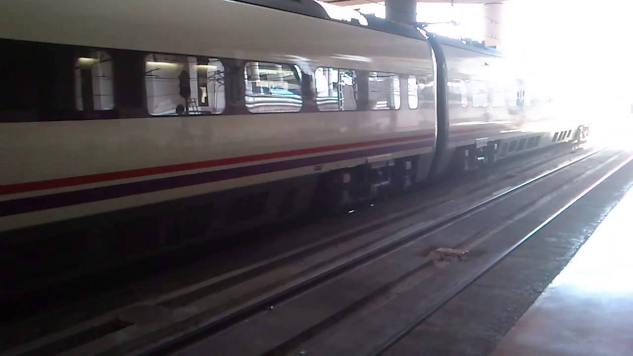 Renfe Serie 121 Media Distancia entrando en Atocha Cercanías - YouTube