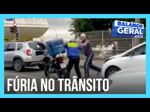 Motoristas e motociclistas partem para briga no trânsito de SP