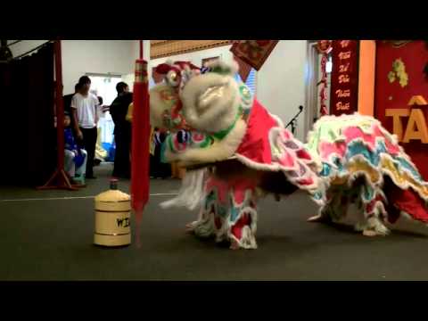 Awesome Dragon Dance at Bao's Vietnamese Temple - YouTube