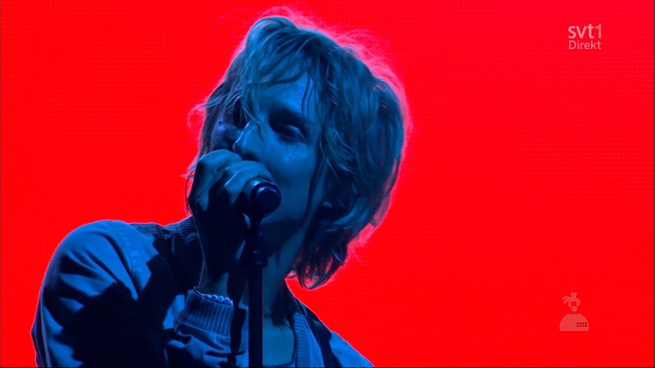 Love Antell - En Delad Värld (Live "Hela Sverige Skramlar") - YouTube