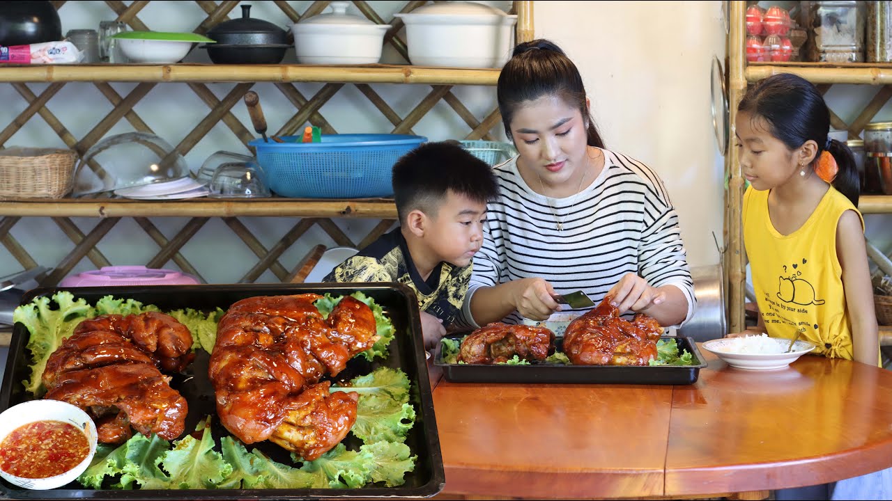 Cook and eat: Fun time eating with mommy and son / Yummy pig leg ...