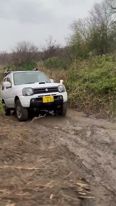 ぬかるみのY川で大激走（ジムニー JB23） - YouTube