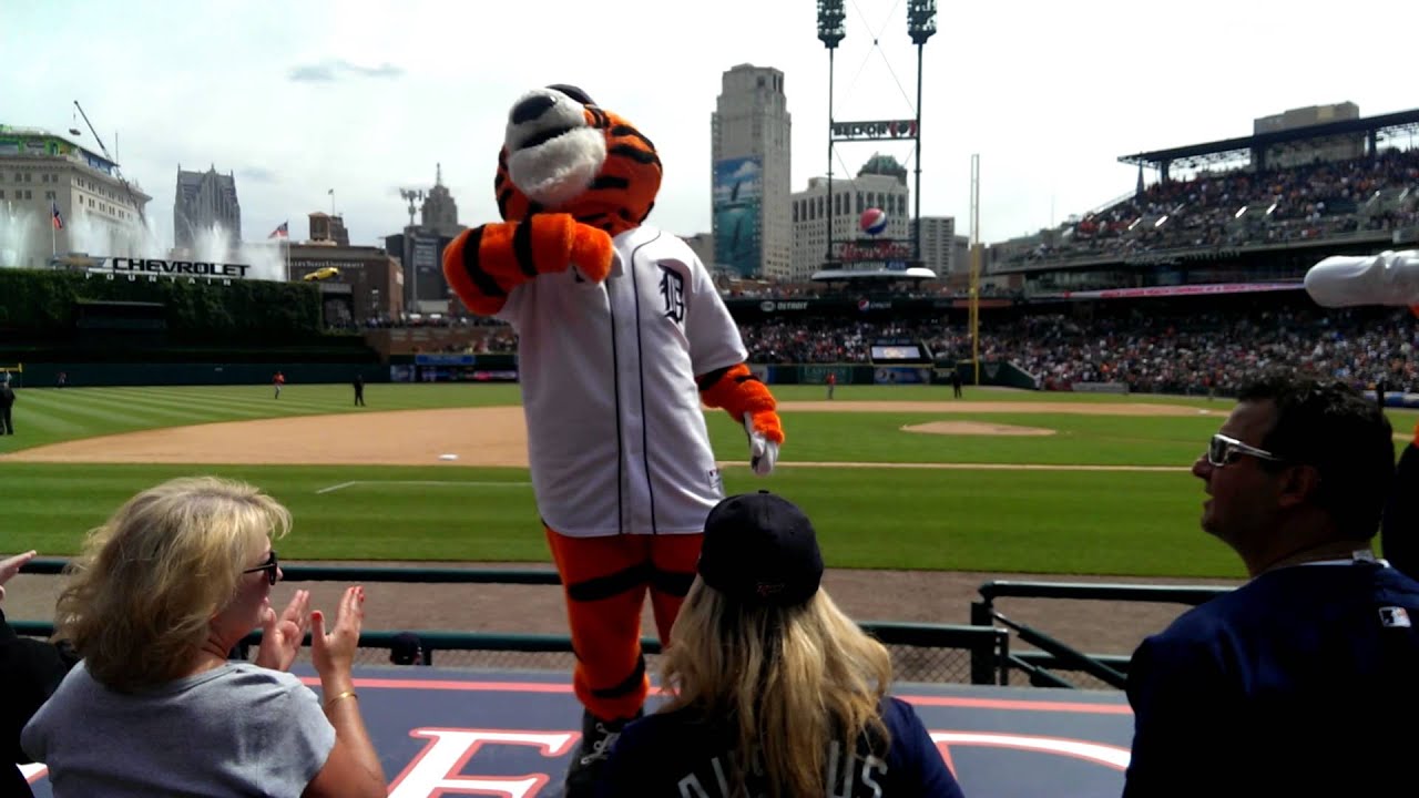 7th Inning Stretch w/ Paws - YouTube